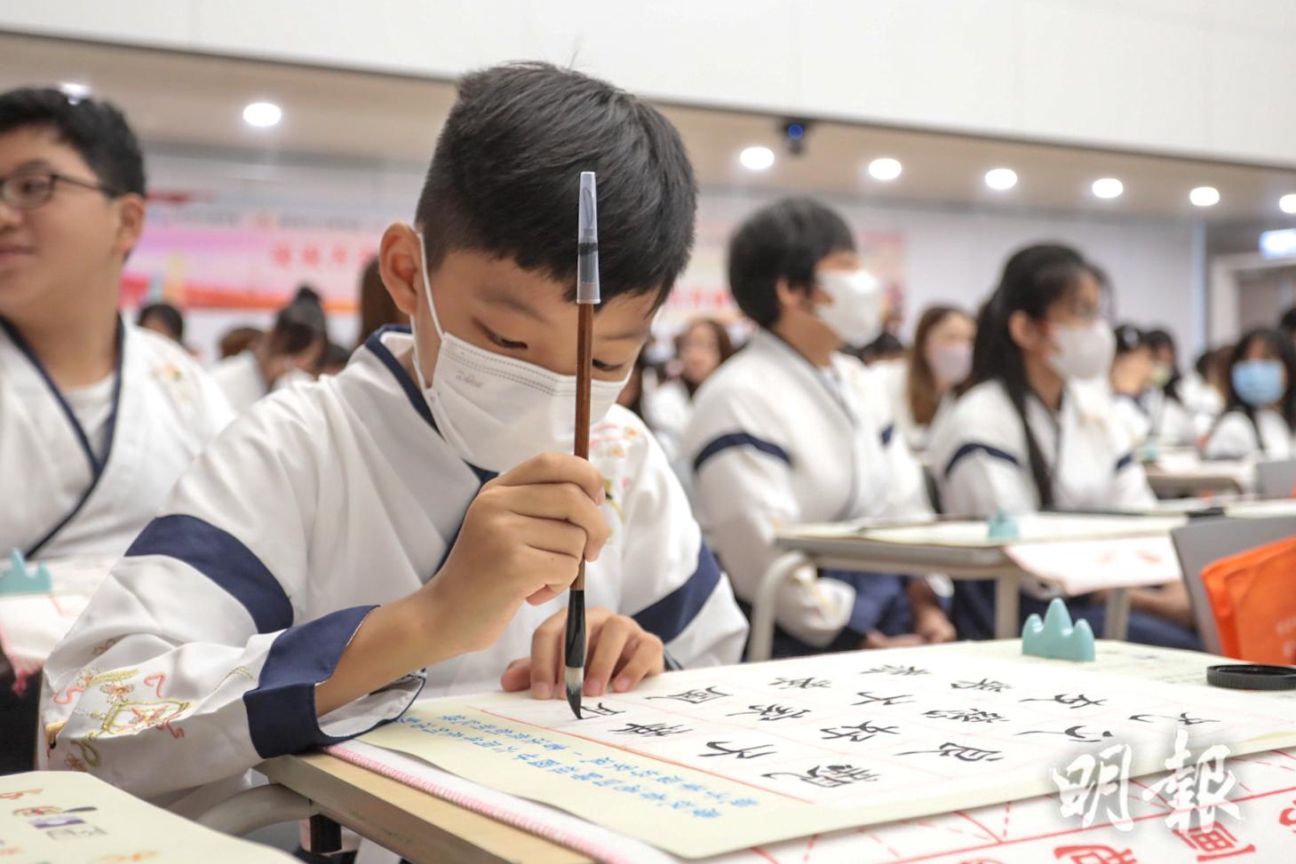 民政處慶回歸活動 創最多親子組合穿華服同寫書法紀錄 (19:56) - 20230709 - 港聞 - 即時新聞 - 明報新聞網
