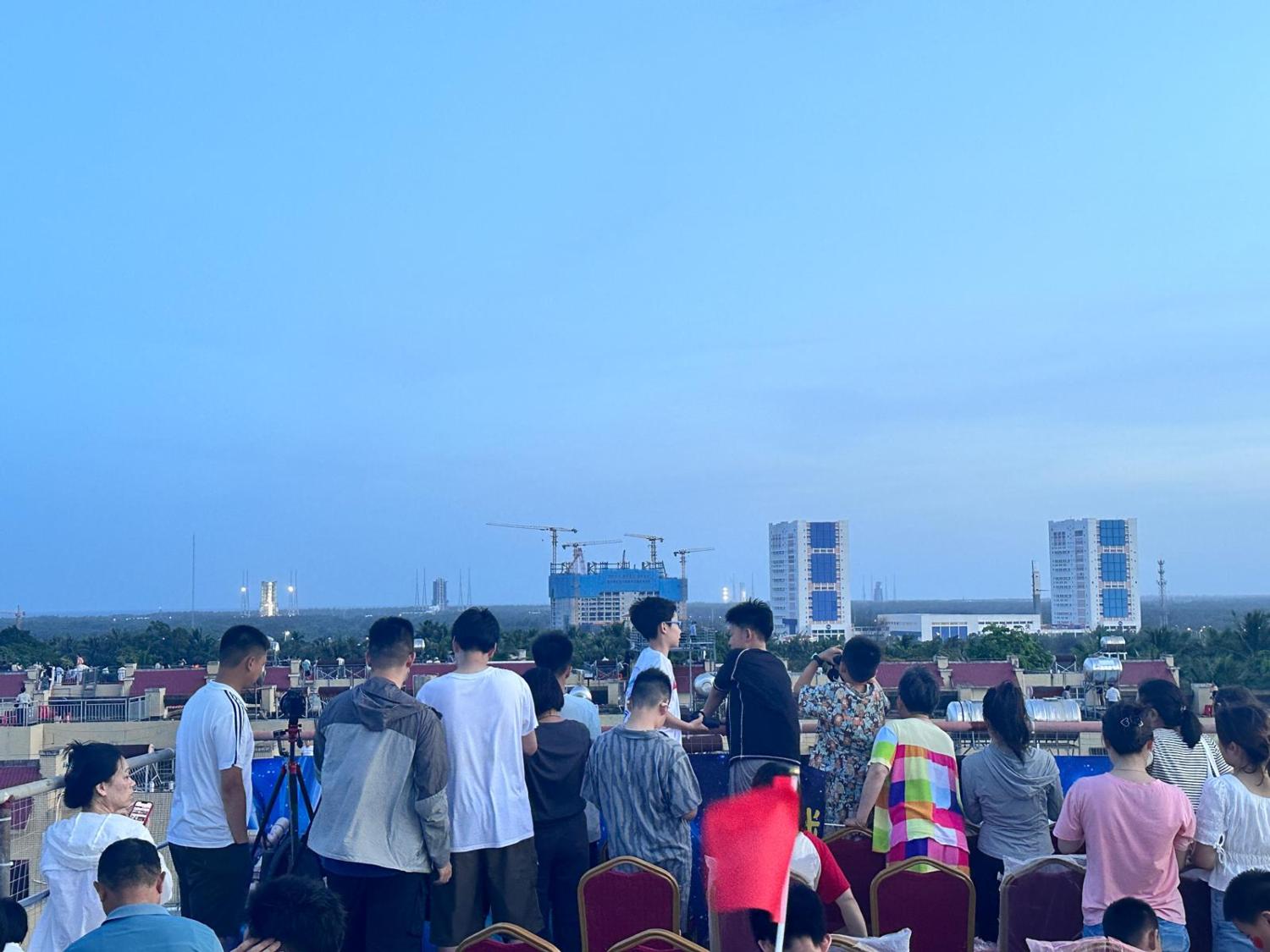 中星3A衛星在海南升空 遊客站滿天台海灘觀看 (22:39) - 20240629 - 兩岸 - 即時新聞 - 明報新聞網