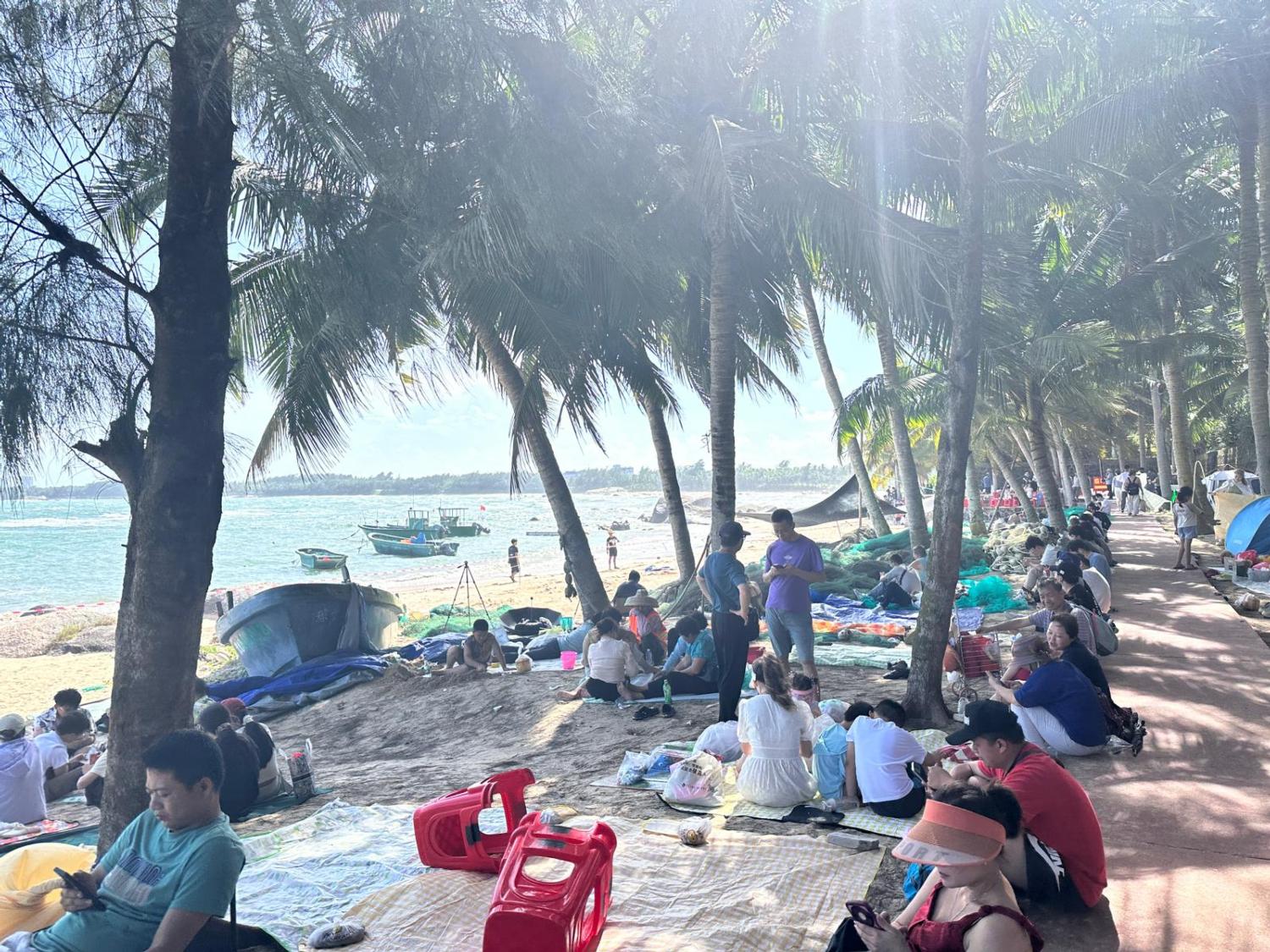 中星3A衛星在海南升空 遊客站滿天台海灘觀看 (22:39) - 20240629 - 兩岸 - 即時新聞 - 明報新聞網