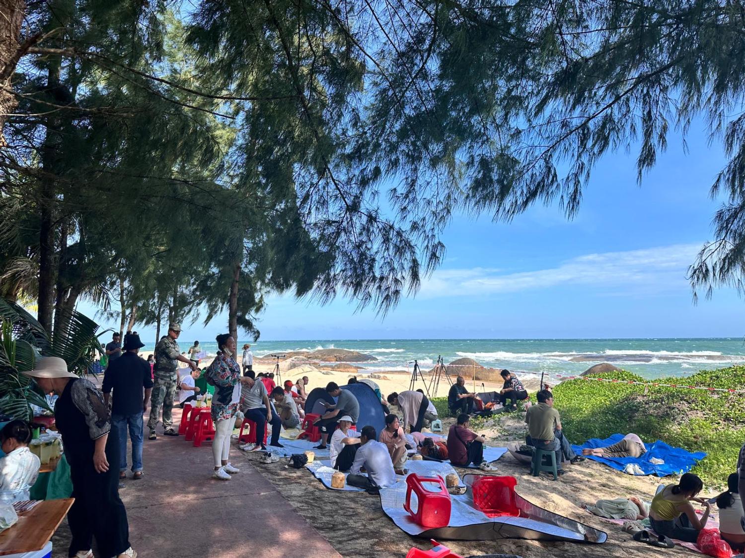 中星3A衛星在海南升空 遊客站滿天台海灘觀看 (22:39) - 20240629 - 兩岸 - 即時新聞 - 明報新聞網