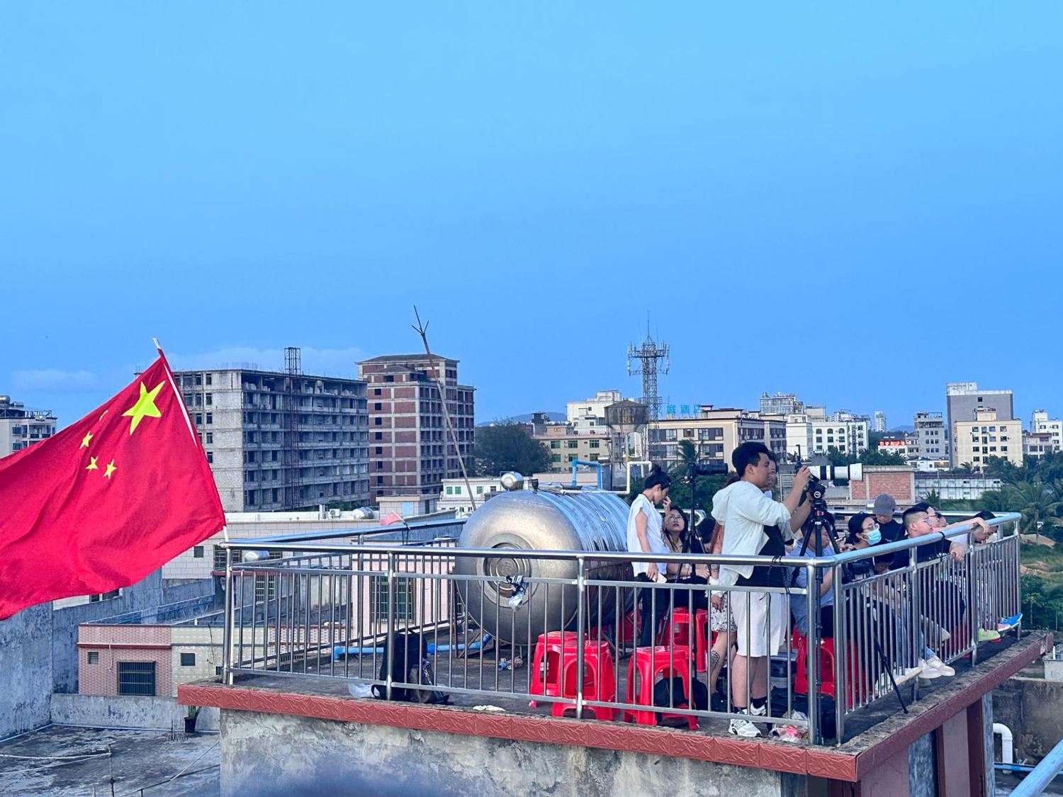 中星3A衛星在海南升空 遊客站滿天台海灘觀看 (22:39) - 20240629 - 兩岸 - 即時新聞 - 明報新聞網