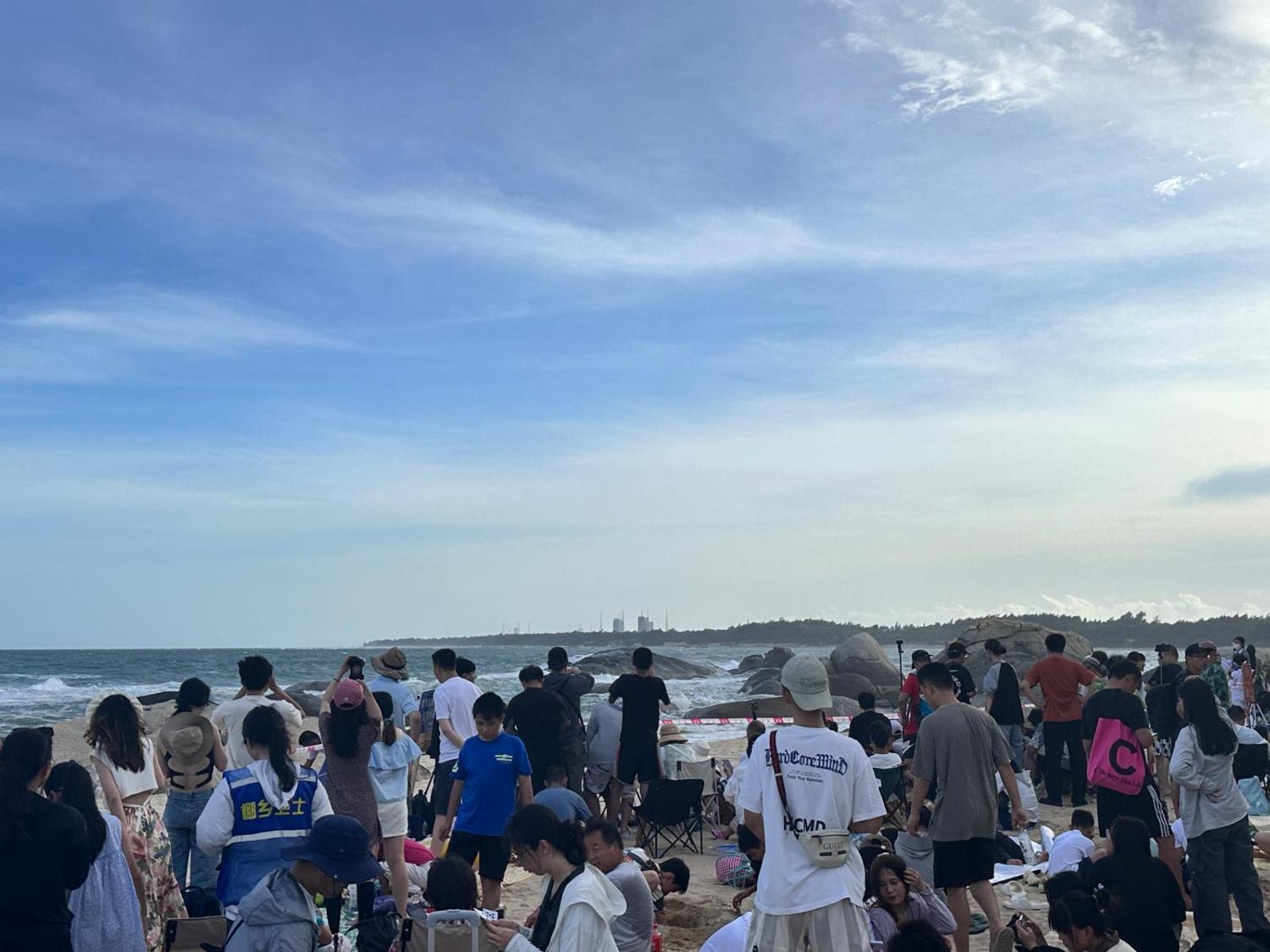 中星3A衛星在海南升空 遊客站滿天台海灘觀看 (22:39) - 20240629 - 兩岸 - 即時新聞 - 明報新聞網