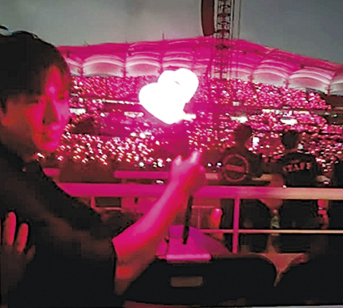 Blackpink世巡揭幕 李敏鎬撐Jisoo 場館中央豎巨型屏幕 歌迷投訴視線受阻 - 20250707 - SHOWBIZ - 明報 Our Lifestyle