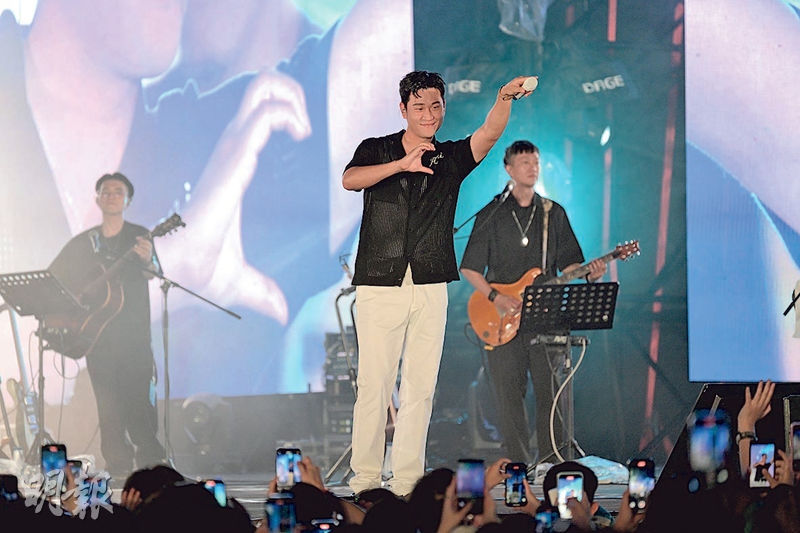 洪嘉豪沙灘騷吸男歌迷 周興哲預告9月紅館開騷 - 20250707 - SHOWBIZ - 明報 Our Lifestyle