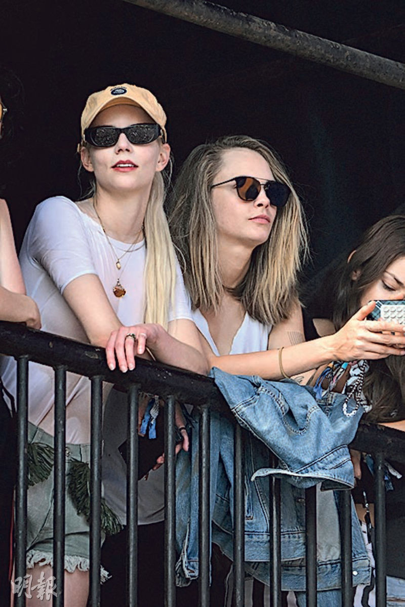 米高霍士坐輪椅彈結他感動歌迷 Coldplay破紀錄五度壓軸Glastonbury 10萬人迫爆捧場 - 20240701 - 娛樂 - 每日明報 - 明報新聞網